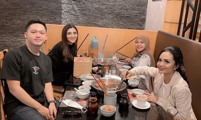 Potret Azriel Hermansyah Saat Makan Bersama Keluarga dan Sarah Menzel