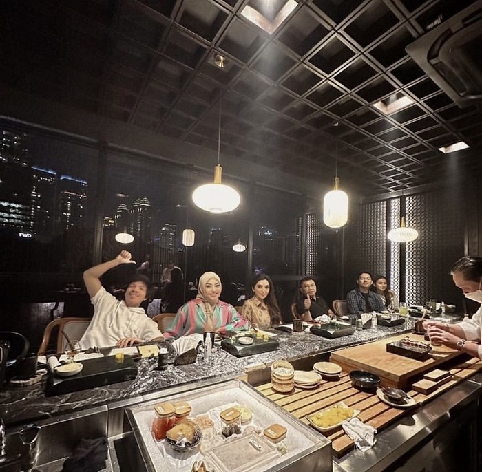 Potret Azriel Hermansyah Saat Makan Bersama Keluarga dan Sarah Menzel