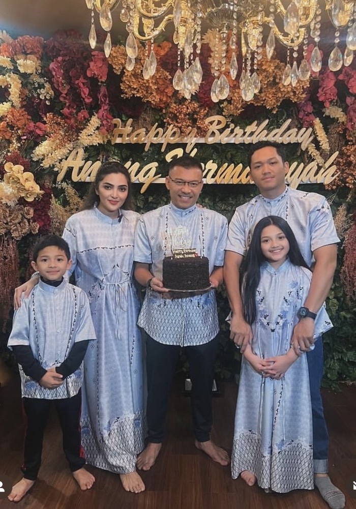 Potret Azriel Hermansyah Saat Makan Bersama Keluarga dan Sarah Menzel