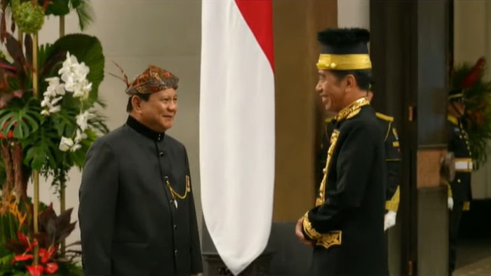 Jokowi dan Prabowo Berbincang Usai Upacara HUT RI, Saling Lempar Senyum Jokowi dan Prabowo Berbincang Usai Upacara HUT RI, Saling Lempar Senyum