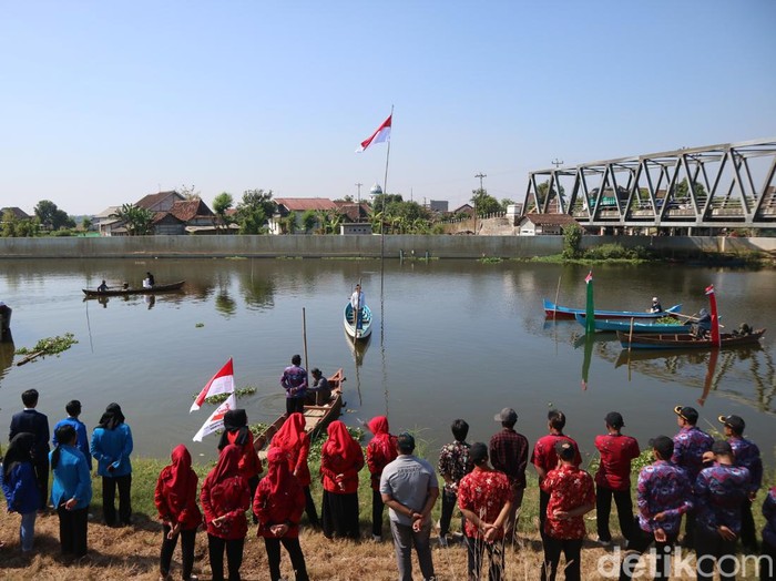 Upacara di Sungai Juwana, Warga Pati Usung Tema Merdeka dari Pencemaran Upacara di Sungai Juwana, Warga Pati Usung Tema Merdeka dari Pencemaran