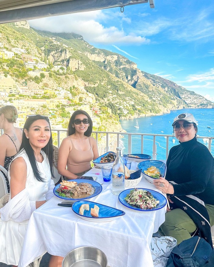 Potret Shahnaz Anindya saat Kulineran Seru di Paris dan London