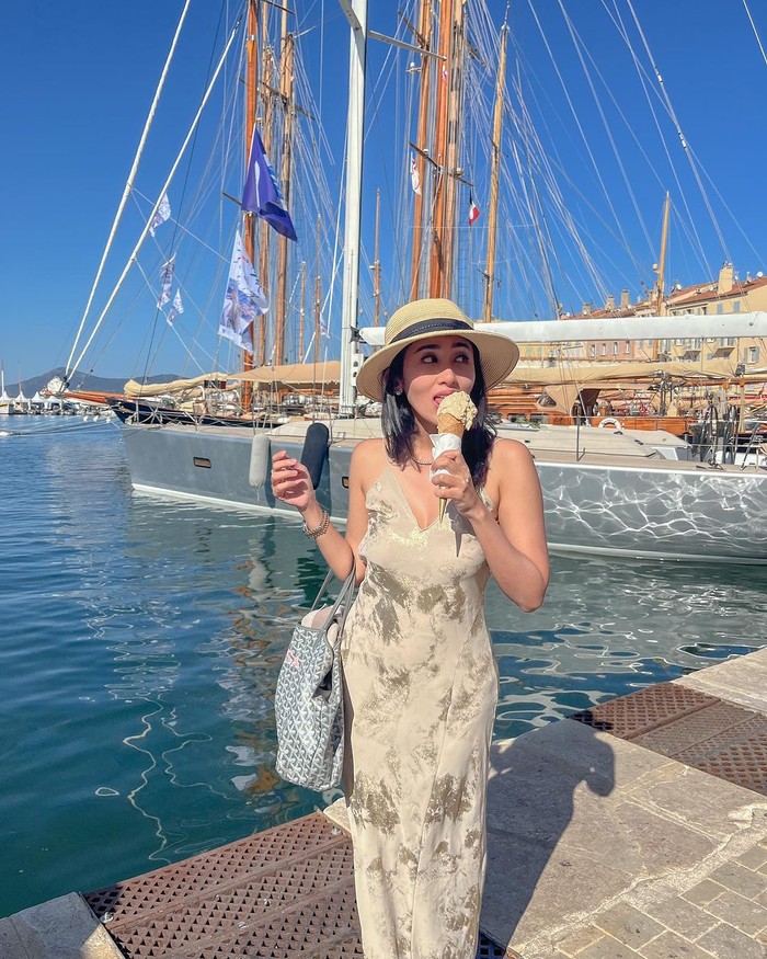 Potret Shahnaz Anindya saat Kulineran Seru di Paris dan London