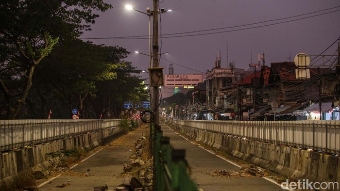Potret Jalan Sultan Agung Macet dan Jalan Tambak Ditutup Imbas Proyek LRT