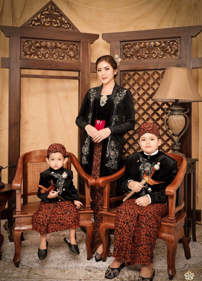 8 Pemotretan Terbaru Bumil Jessica Iskandar & Keluarga, Kompak Berbusana Adat