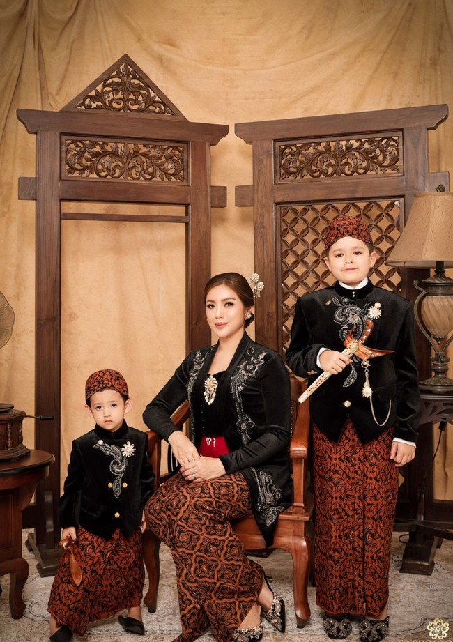 8 Pemotretan Terbaru Bumil Jessica Iskandar & Keluarga, Kompak Berbusana Adat