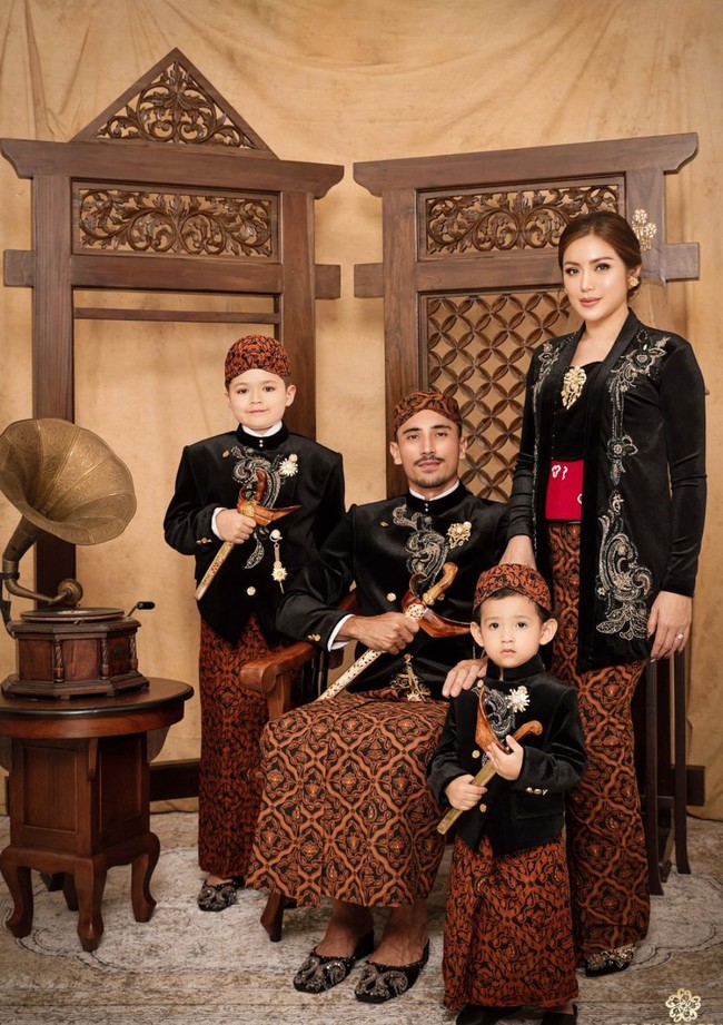 8 Pemotretan Terbaru Bumil Jessica Iskandar & Keluarga, Kompak Berbusana Adat