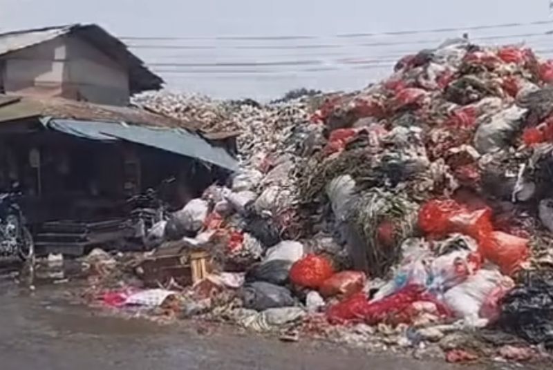 DLHK Depok Angkut Sampah di Pasar Kemiri, Masih Sisa 400 Ton – DEPOK POS DLHK Depok Angkut Sampah di Pasar Kemiri, Masih Sisa 400 Ton – DEPOK POS