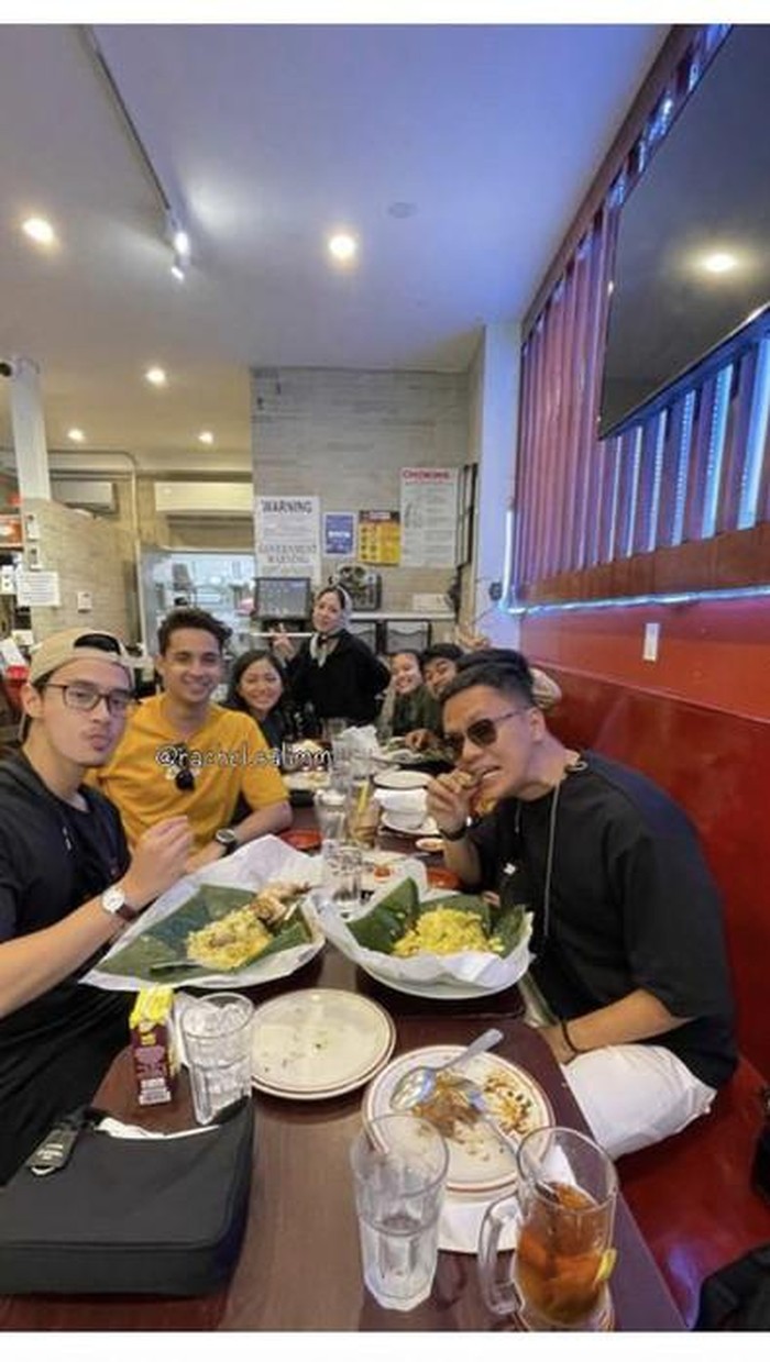 Kenangan Salim Nauderer dan Rachel Vennya Kulineran dan Berbagi Makanan