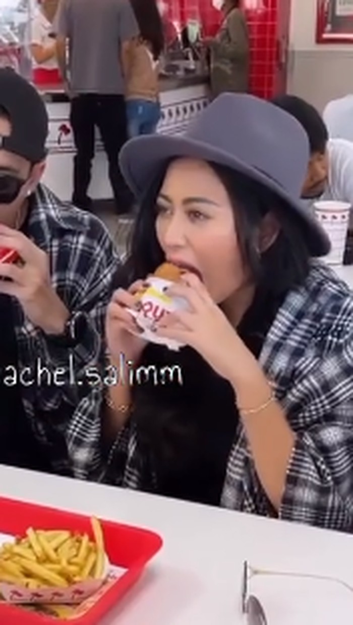 Kenangan Salim Nauderer dan Rachel Vennya Kulineran dan Berbagi Makanan