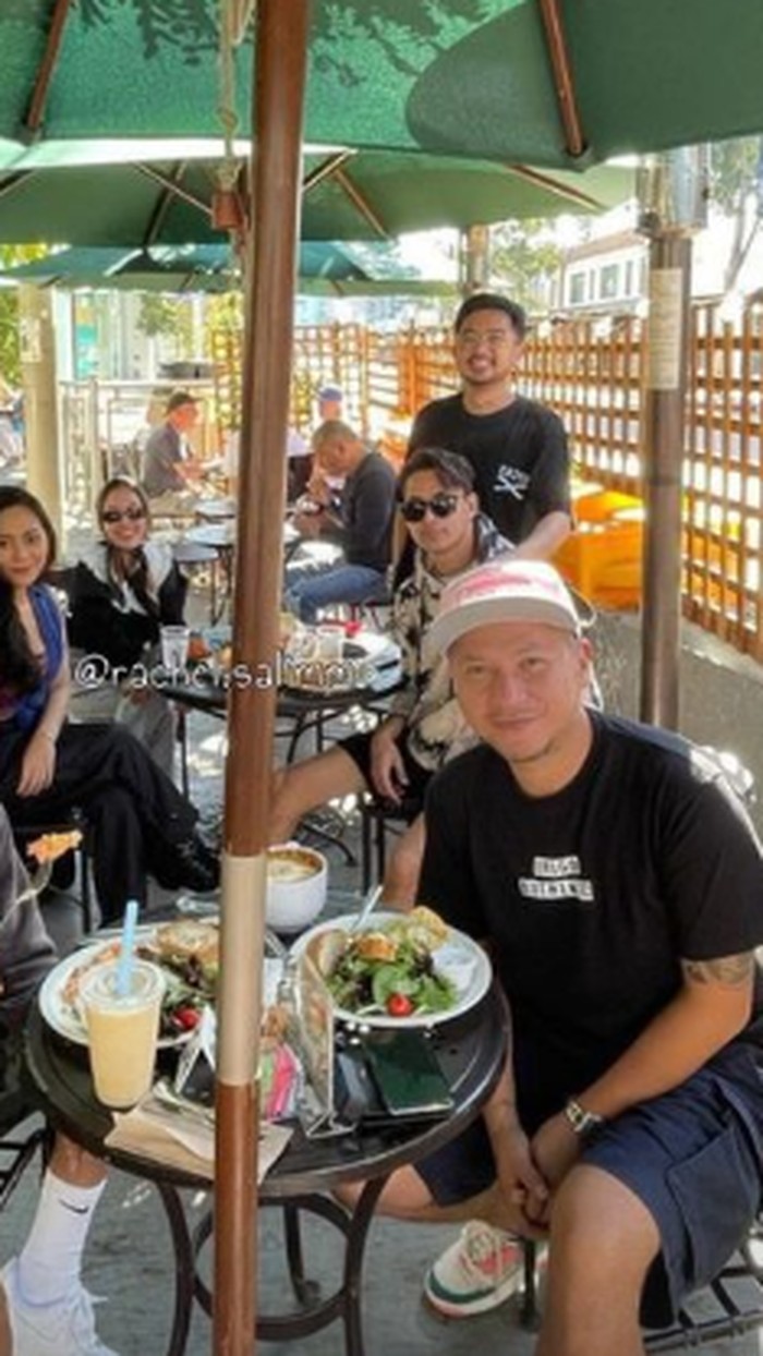 Kenangan Salim Nauderer dan Rachel Vennya Kulineran dan Berbagi Makanan