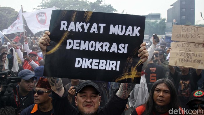 Aksi Buruh Tolak Revisi UU Pilkada di DPR Aksi Buruh Tolak Revisi UU Pilkada di DPR