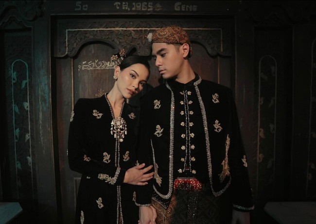 7 Potret Al Ghazali-Alyssa Daguise Pakai Beskap & Kebaya, Bak Pengantin Jawa
