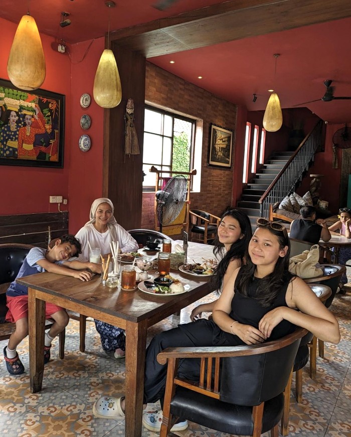 Wanda Hamidah Suka Kulineran Bareng Anak dan Jajan Durian