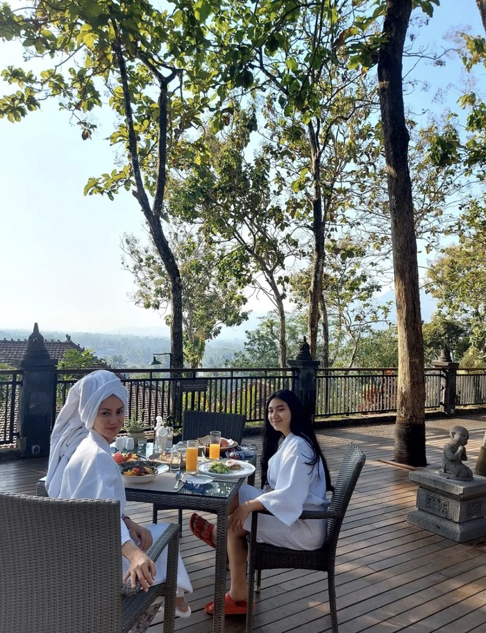 Wanda Hamidah Suka Kulineran Bareng Anak dan Jajan Durian