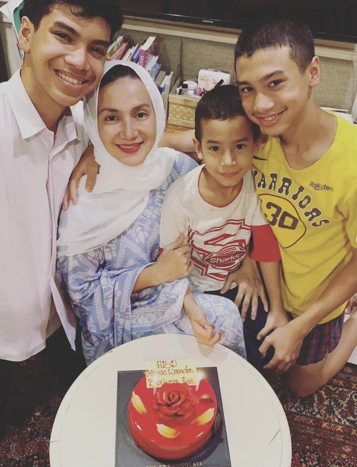 Wanda Hamidah Suka Kulineran Bareng Anak dan Jajan Durian