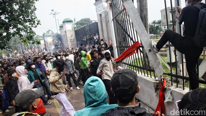 Potret Massa Aksi Jebol Pagar Gedung DPR