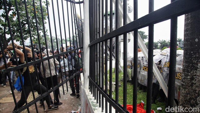 Potret Massa Aksi Jebol Pagar Gedung DPR