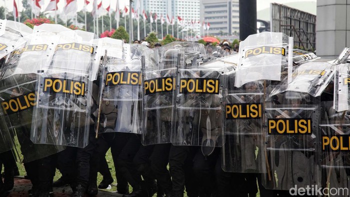 Potret Massa Aksi Jebol Pagar Gedung DPR