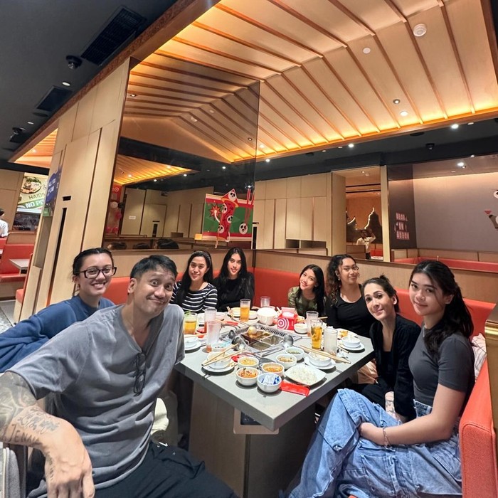 Kompaknya Tora Sudiro dan Keluarga Saat Makan Bersama