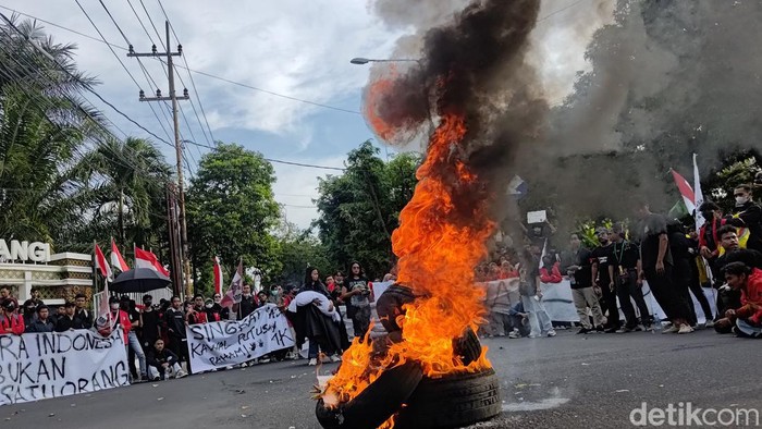 Dupa dan Pocong Warnai Demo Desak KPU Banyuwangi Terbitkan PKPU Pilkada