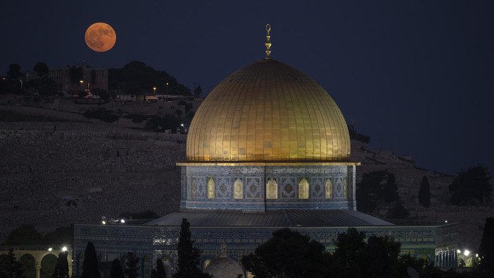 Melihat Penampakan Supermoon dari Kompleks Al Aqsa