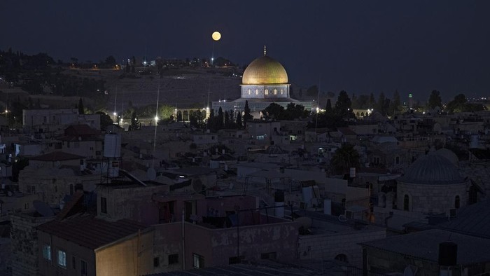 Melihat Penampakan Supermoon dari Kompleks Al Aqsa