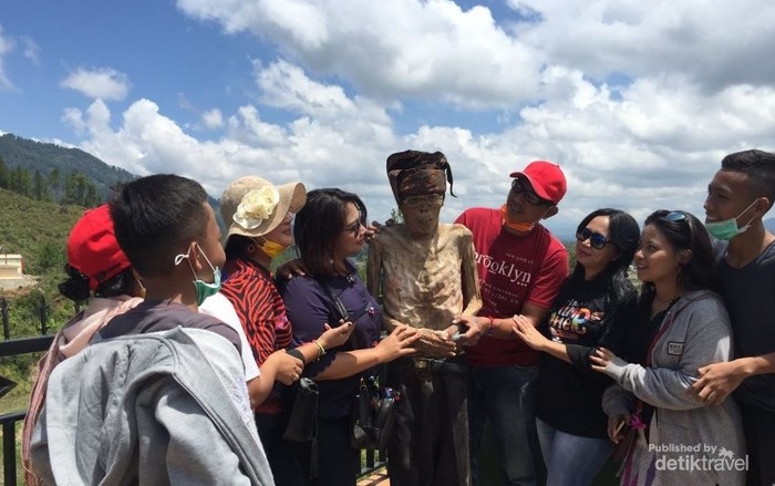 Ritual Ma'nene: Mengganti Baju Mumi Keluarga di Toraja