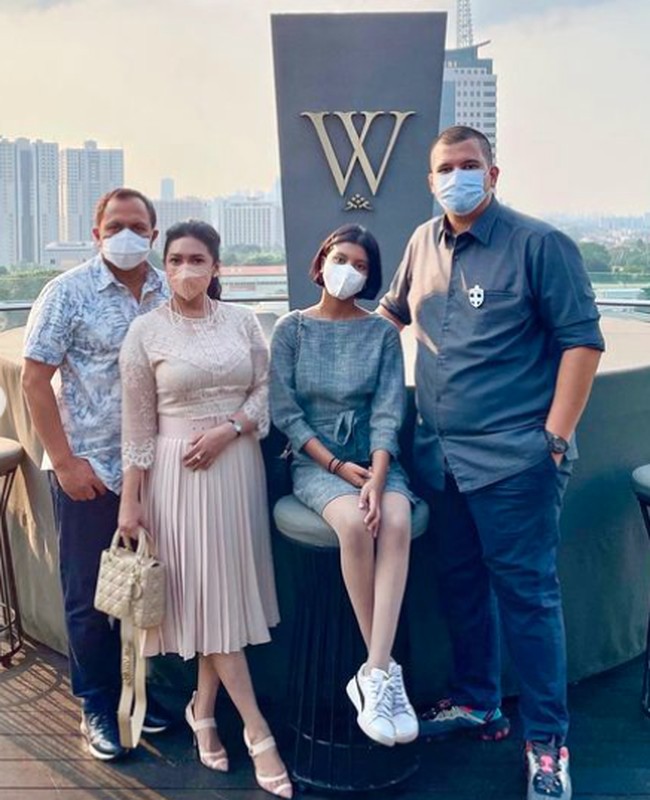 7 Potret Bella Saphira dan Anak Sambung yang Harmonis