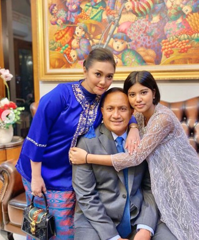 7 Potret Bella Saphira dan Anak Sambung yang Harmonis