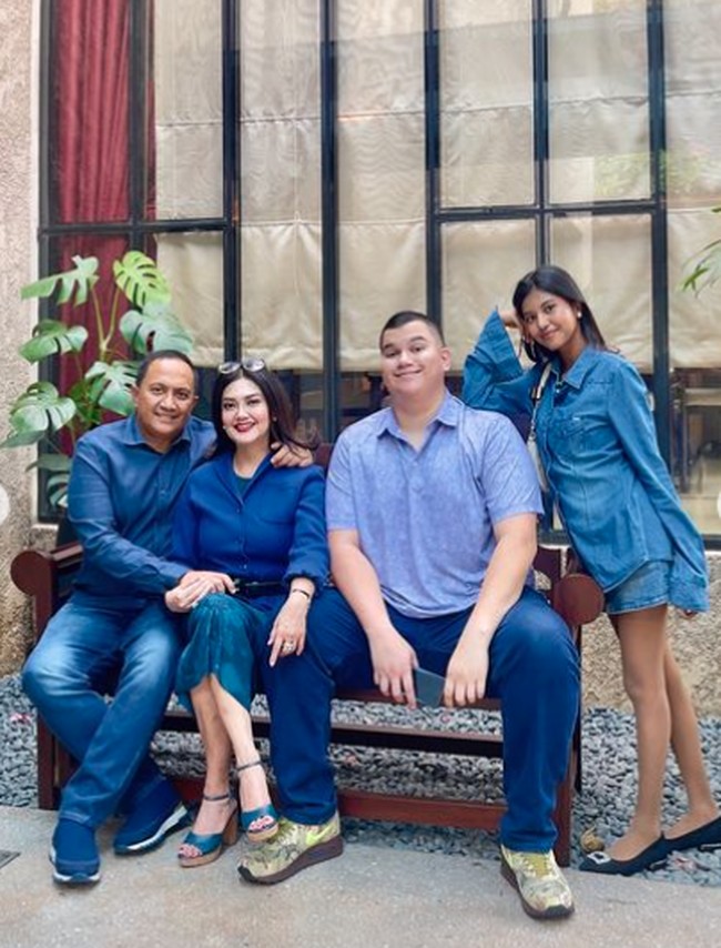 7 Potret Bella Saphira dan Anak Sambung yang Harmonis