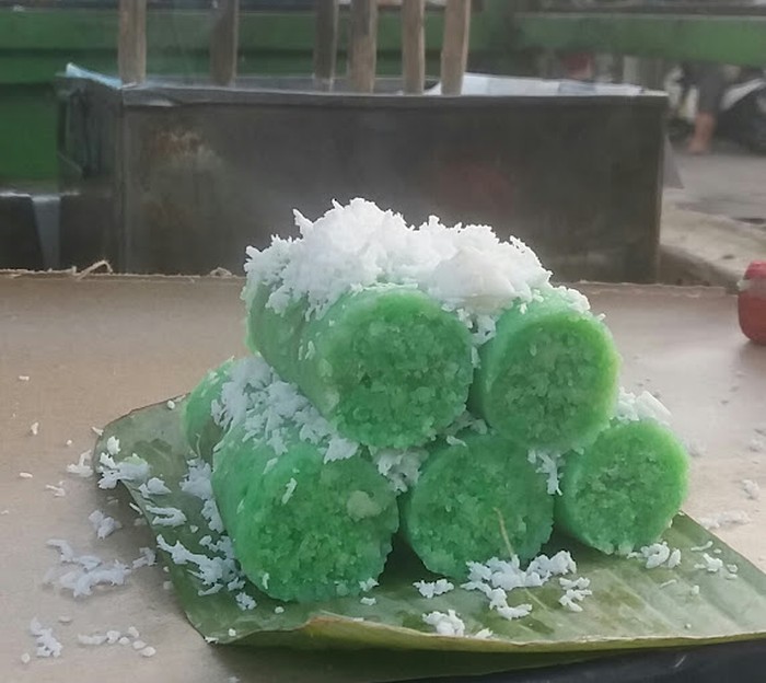 20 Kue Putu Bambu yang Legit Manisnya Ada di Sini!