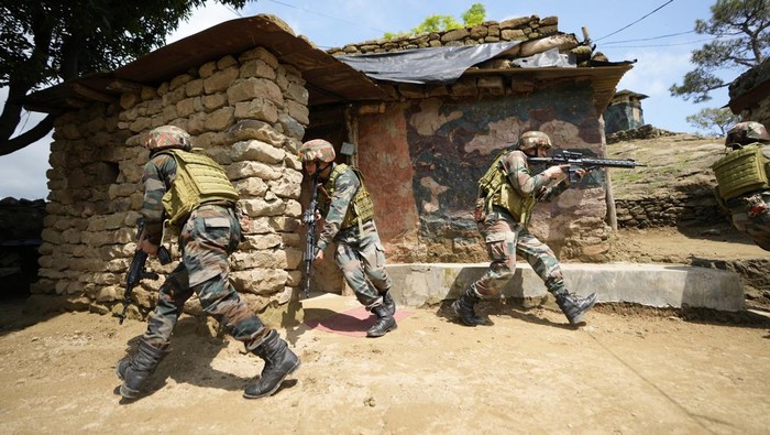 Intip Latihan Militer India di Tengah Maraknya Serangan Pemberontak
