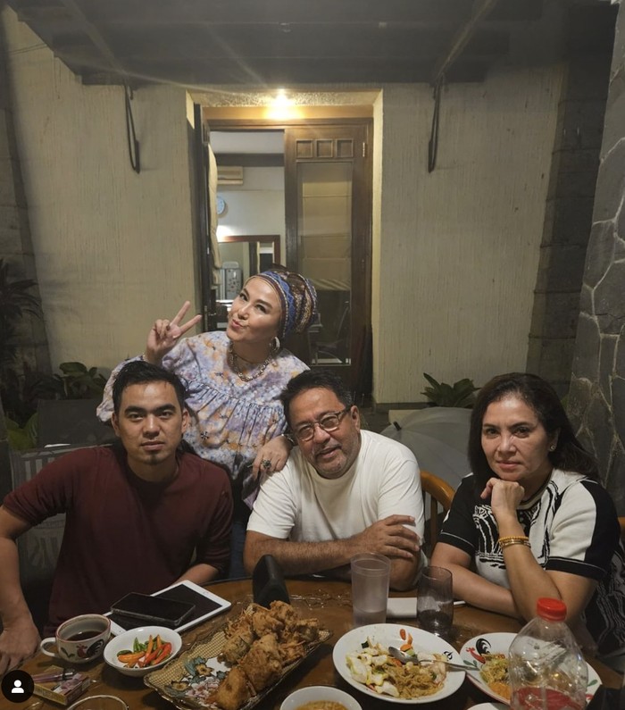 Potret Rano Karno Makan Bareng Ganjar hingga Promosikan Warung Doel