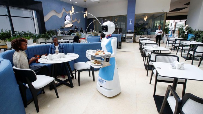 Sensasi Makan di Kafe Robot Kenya