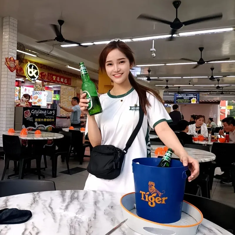 Wanita penjual minuman ini dipuji karena kecantikannya Wanita penjual minuman ini dipuji karena kecantikannya