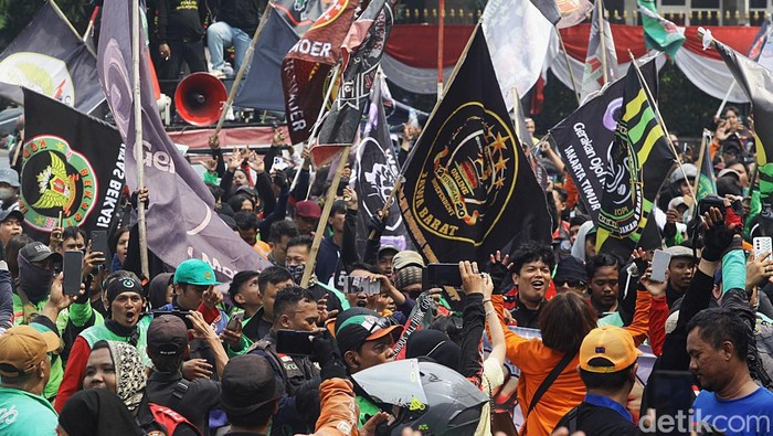 Penampakan Massa Ojol Demo Tuntut Tarif hingga Insentif di Patung Kuda