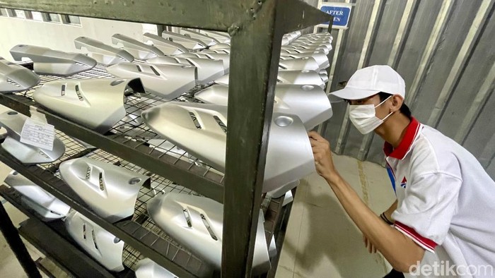 Mengintip Proses Pengecatan Komponen Motor di Purwakarta