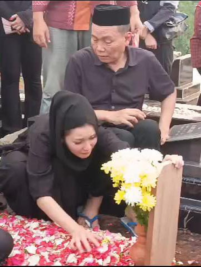 Kesedihan Ayu Ting Ting Ditinggal Selamanya oleh Keponakan Kesedihan Ayu Ting Ting Ditinggal Selamanya oleh Keponakan