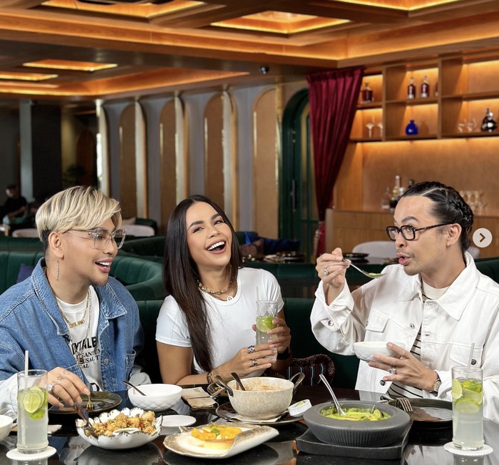 Seru! Melaney Ricardo Kulineran Bareng Geng Menteri Ceria dan Keluarga