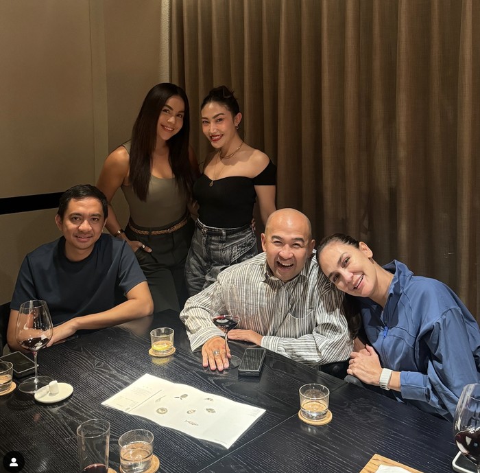 Seru! Melaney Ricardo Kulineran Bareng Geng Menteri Ceria dan Keluarga