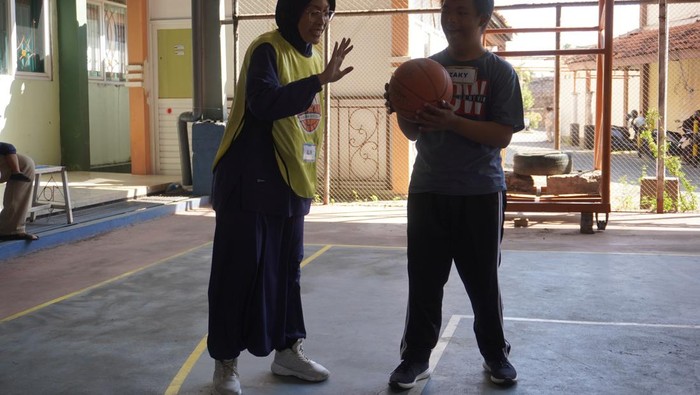 Potret Siswa-siswi SLBN Semarang Bergembira Main Basket Bersama