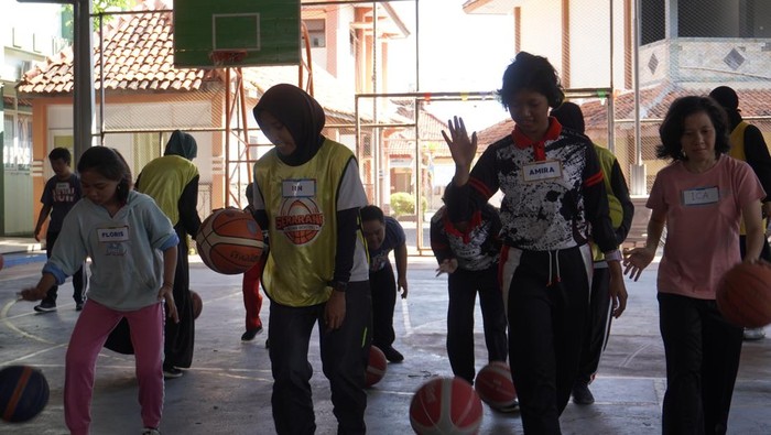 Potret Siswa-siswi SLBN Semarang Bergembira Main Basket Bersama