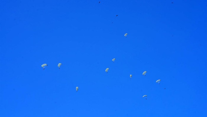 Penerjun Multinasional dan TNI 'Menari' di Langit Banongan