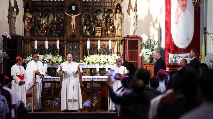 Momen Paus Fransiskus Bertemu Umat Katolik di Gereja Katedral Jakarta