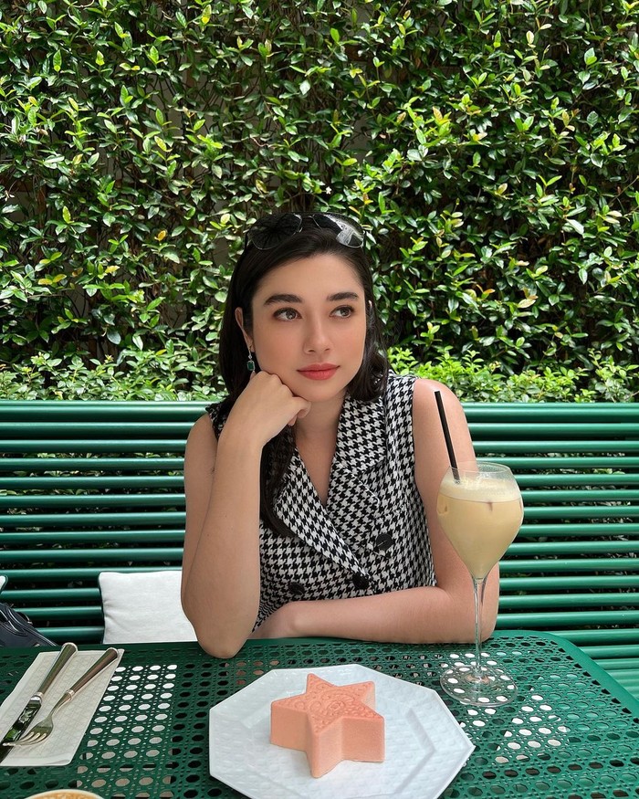 Pose Cantik Amanda Rigby saat Ngopi di Paris