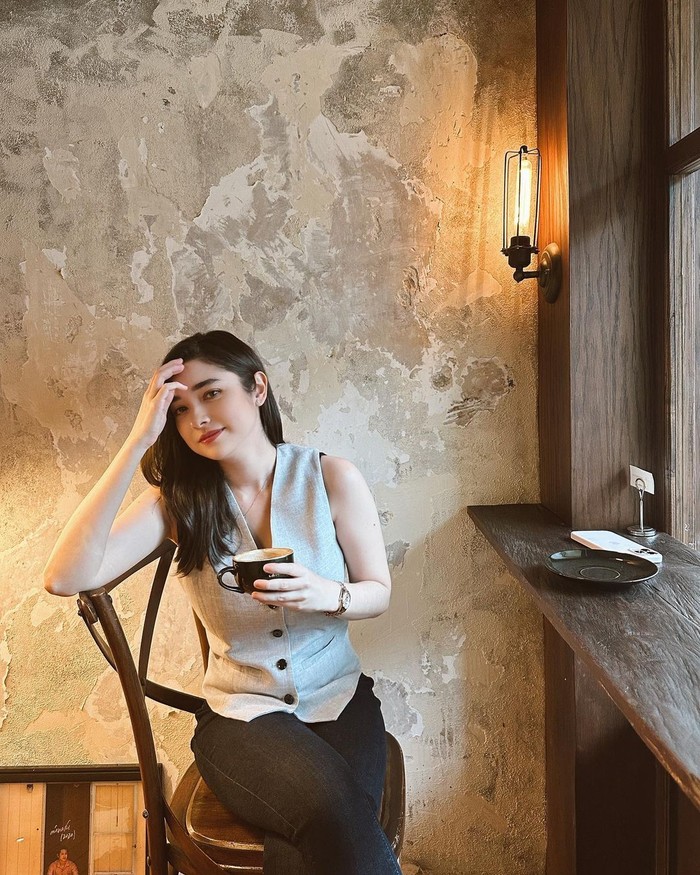 Pose Cantik Amanda Rigby saat Ngopi di Paris