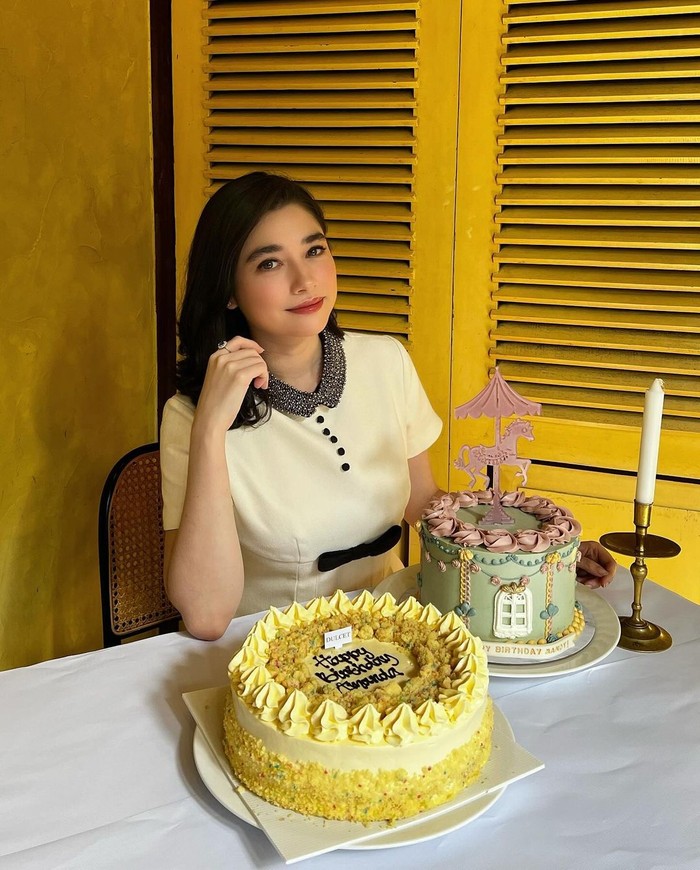 Pose Cantik Amanda Rigby saat Ngopi di Paris