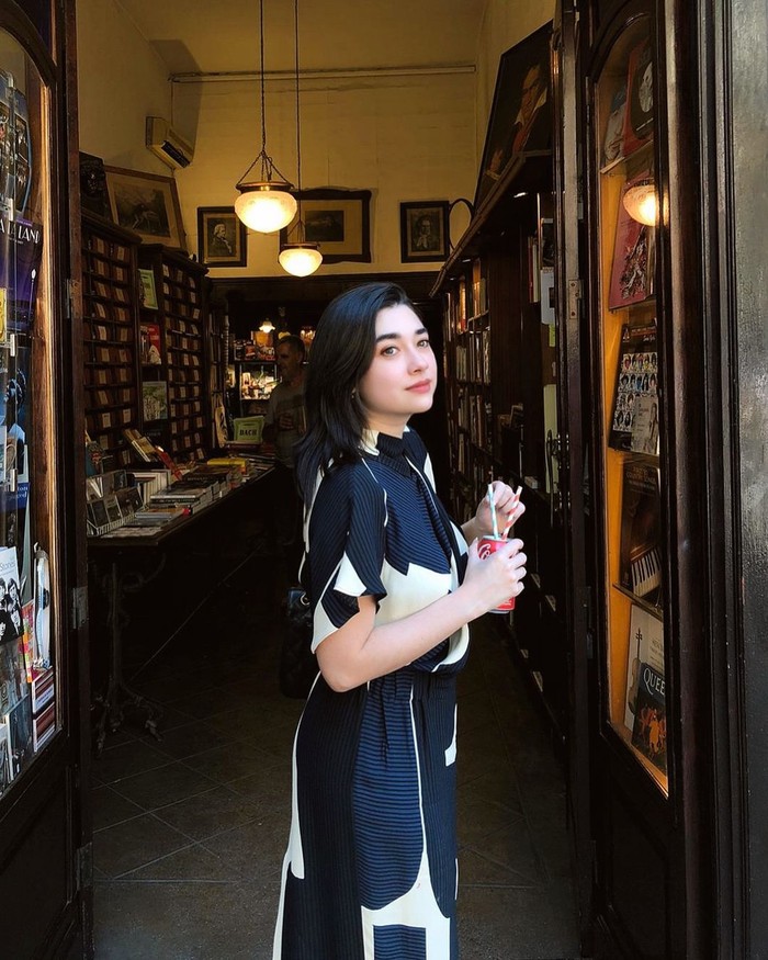 Pose Cantik Amanda Rigby saat Ngopi di Paris