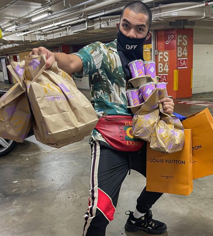 Saaih Halilintar Borong Makanan hingga Lahap Makan Durian